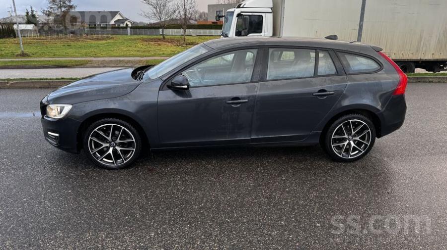 Grey Volvo V60 2015 in Riga, with an engine capacity of 2.00 L and mileage of 341 thousand km for 5500 €, photo 2 on AUTOMOTO.COM.LV