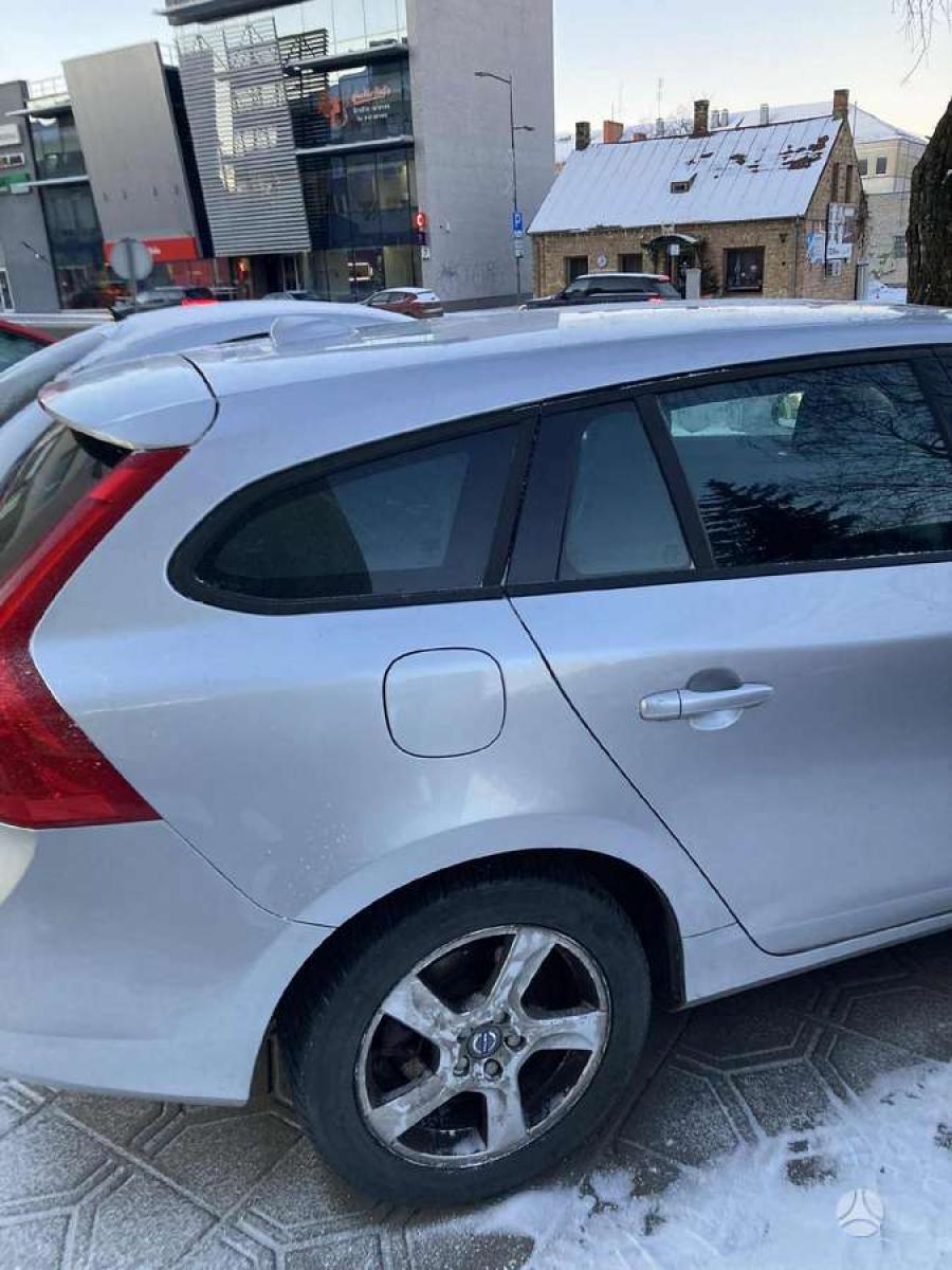Grey Volvo V60 2015 in Panevezys, with an engine capacity of 1.56 L and mileage of 181 thousand km for 6500 €, photo 3 on AUTOMOTO.COM.LV