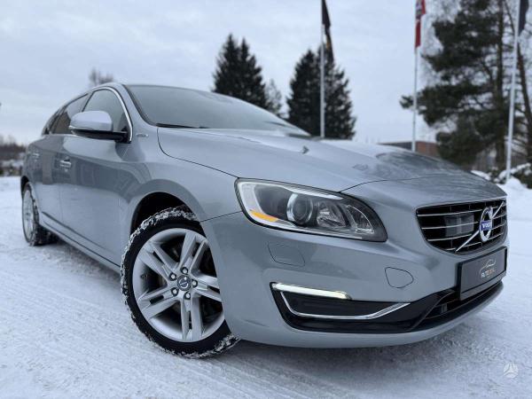 Pelēks Volvo V60 2015 Kazlų Rūda, ar dzinēja tilpumu 2.40 L un nobraukumu 261 tūkst. km par 7500 €, foto 1 vietnē AUTOMOTO.COM.LV