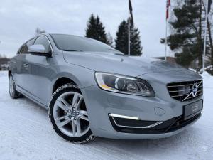 Pelēks Volvo V60 2015 Kazlų Rūda, ar dzinēja tilpumu 2.40 L un nobraukumu 261 tūkst. km par 7500 €, foto  vietnē AUTOMOTO.COM.LV
