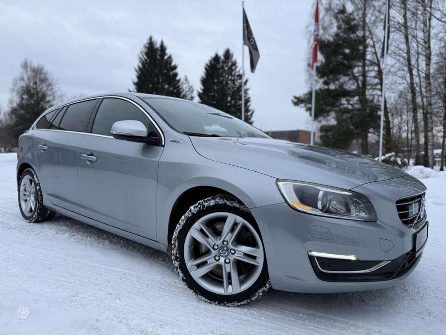 Grey Volvo V60 2015 in Kazlu Ruda, with an engine capacity of 2.40 L and mileage of 261 thousand km for 7500 €, photo 2 on AUTOMOTO.COM.LV