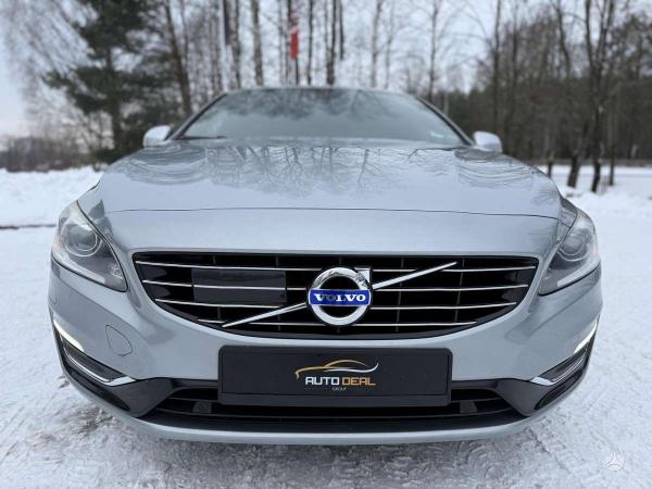 Pelēks Volvo V60 2015 Kazlų Rūda, ar dzinēja tilpumu 2.40 L un nobraukumu 261 tūkst. km par 7500 €, foto 3 vietnē AUTOMOTO.COM.LV