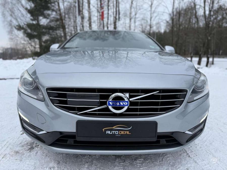 Grey Volvo V60 2015 in Kazlu Ruda, with an engine capacity of 2.40 L and mileage of 261 thousand km for 7500 €, photo 3 on AUTOMOTO.COM.LV