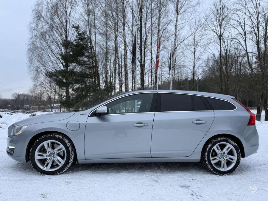 Grey Volvo V60 2015 in Kazlu Ruda, with an engine capacity of 2.40 L and mileage of 261 thousand km for 7500 €, photo 15 on AUTOMOTO.COM.LV
