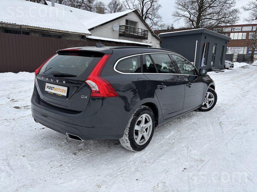 Pelēks Volvo V60 2015 Rīga, ar dzinēja tilpumu 2.00 L un nobraukumu 200 tūkst. km par 8950 €, foto 4 vietnē AUTOMOTO.COM.LV