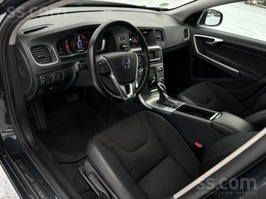 Pelēks Volvo V60 2015 Rīga, ar dzinēja tilpumu 2.00 L un nobraukumu 200 tūkst. km par 8950 €, foto 8 vietnē AUTOMOTO.COM.LV