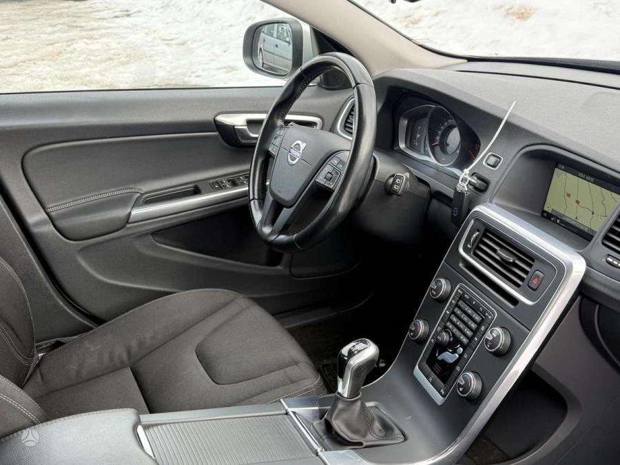 Grey Volvo V60 2015 in Raseiniai, with an engine capacity of 1.97 L and mileage of 223 thousand km for 4350 €, photo 2 on AUTOMOTO.COM.LV