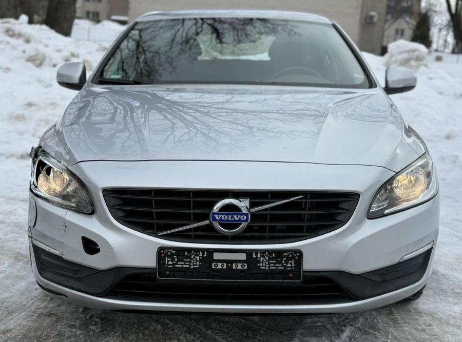Grey Volvo V60 2015 in Raseiniai, with an engine capacity of 1.97 L and mileage of 223 thousand km for 4350 €, photo 3 on AUTOMOTO.COM.LV