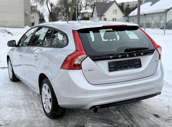 Pelēks Volvo V60 2015 Raseiniai, ar dzinēja tilpumu 1.97 L un nobraukumu 223 tūkst. km par 4350 €, foto 4 vietnē AUTOMOTO.COM.LV