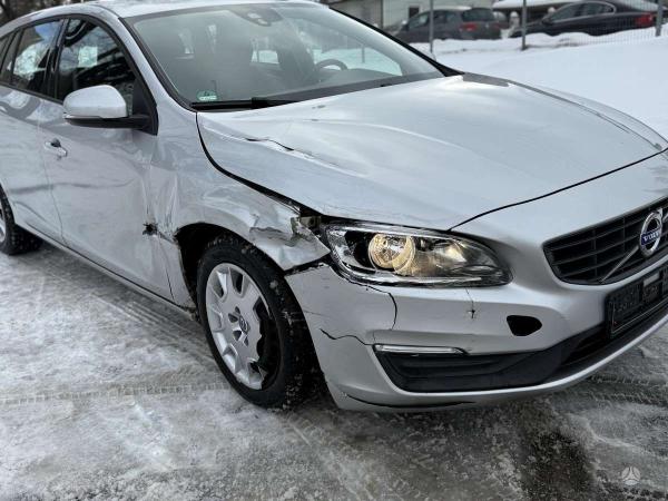 Pelēks Volvo V60 2015 Raseiniai, ar dzinēja tilpumu 1.97 L un nobraukumu 223 tūkst. km par 4350 €, foto 6 vietnē AUTOMOTO.COM.LV