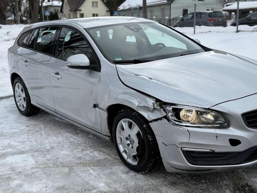 Grey Volvo V60 2015 in Raseiniai, with an engine capacity of 1.97 L and mileage of 223 thousand km for 4350 €, photo 10 on AUTOMOTO.COM.LV