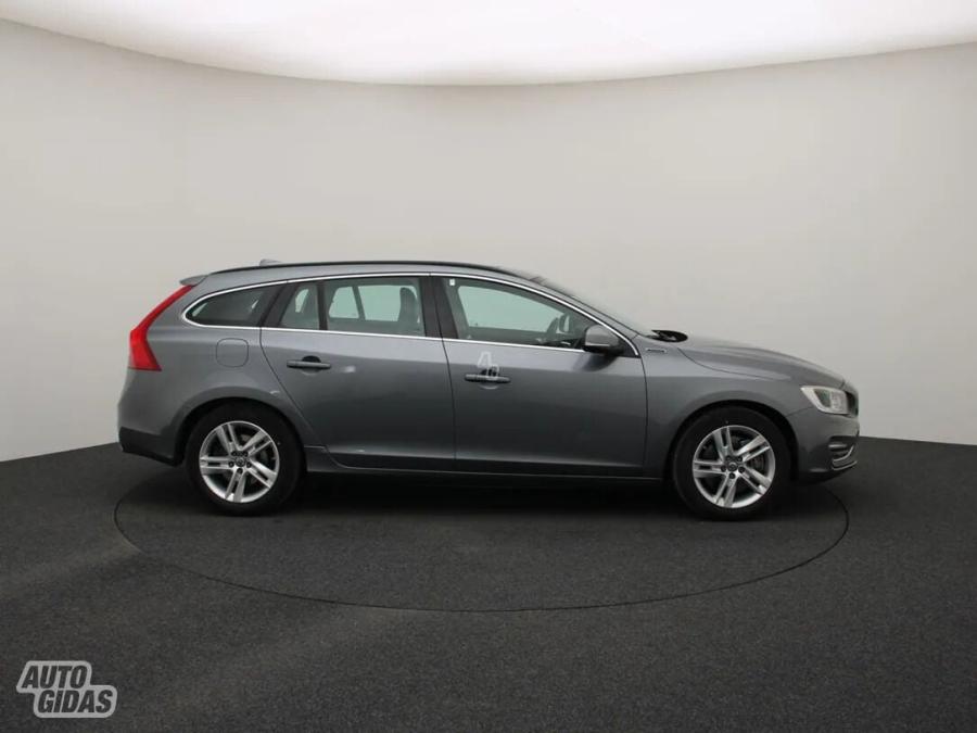 Grey Volvo V60 2015 in Vilnius, with an engine capacity of 2.40 L and mileage of 129 thousand km for 11999 €, photo 10 on AUTOMOTO.COM.LV