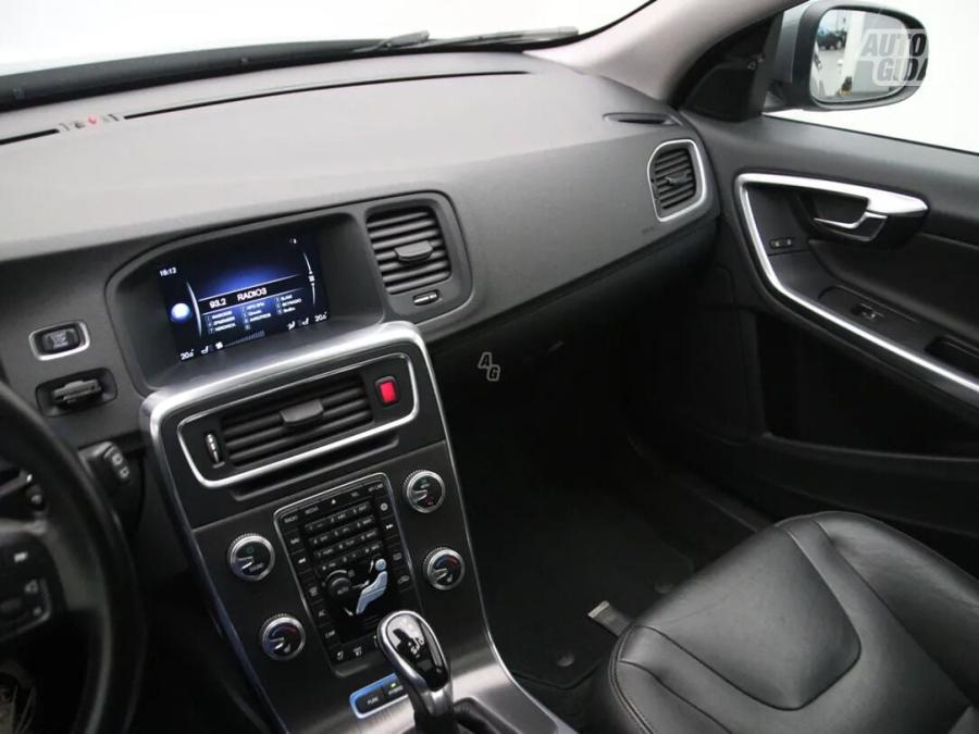 Grey Volvo V60 2015 in Vilnius, with an engine capacity of 2.40 L and mileage of 129 thousand km for 11999 €, photo 22 on AUTOMOTO.COM.LV