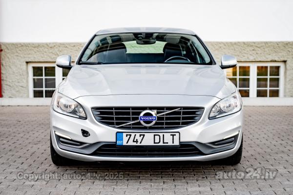 Pelēks Volvo V60 2015 Tallina, ar dzinēja tilpumu 2.40 L un nobraukumu 245 tūkst. km par 9180 €, foto 3 vietnē AUTOMOTO.COM.LV