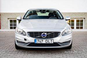 Pelēks Volvo V60 2015 Tallina, ar dzinēja tilpumu 2.40 L un nobraukumu 245 tūkst. km par 9180 €, foto 4 vietnē AUTOMOTO.COM.LV