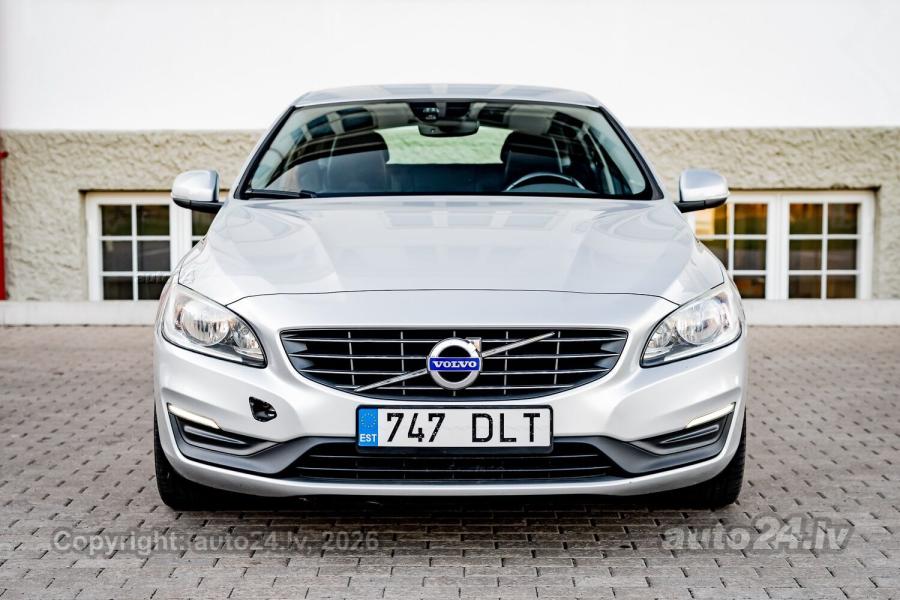 Pelēks Volvo V60 2015 Tallina, ar dzinēja tilpumu 2.40 L un nobraukumu 245 tūkst. km par 9180 €, foto 4 vietnē AUTOMOTO.COM.LV