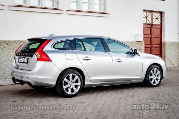 Pelēks Volvo V60 2015 Tallina, ar dzinēja tilpumu 2.40 L un nobraukumu 245 tūkst. km par 9180 €, foto 6 vietnē AUTOMOTO.COM.LV