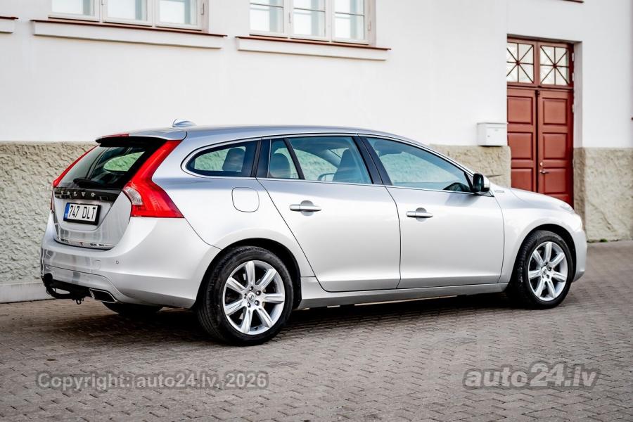 Pelēks Volvo V60 2015 Tallina, ar dzinēja tilpumu 2.40 L un nobraukumu 245 tūkst. km par 9180 €, foto 7 vietnē AUTOMOTO.COM.LV