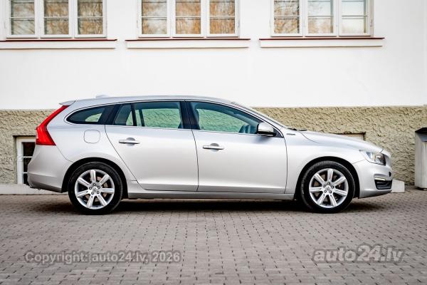 Pelēks Volvo V60 2015 Tallina, ar dzinēja tilpumu 2.40 L un nobraukumu 245 tūkst. km par 9180 €, foto 7 vietnē AUTOMOTO.COM.LV