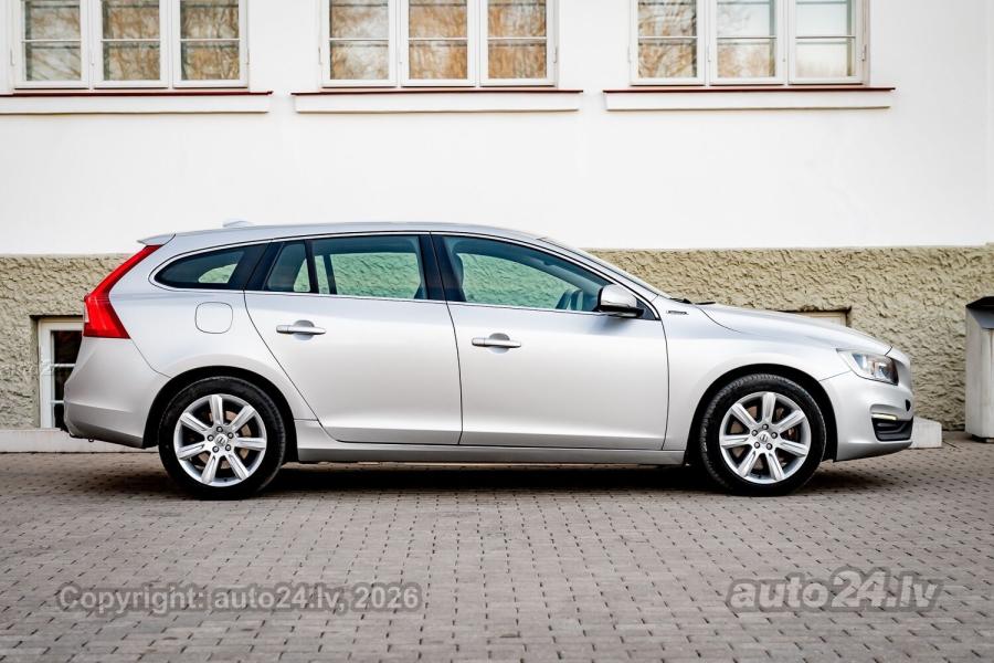 Pelēks Volvo V60 2015 Tallina, ar dzinēja tilpumu 2.40 L un nobraukumu 245 tūkst. km par 9180 €, foto 8 vietnē AUTOMOTO.COM.LV