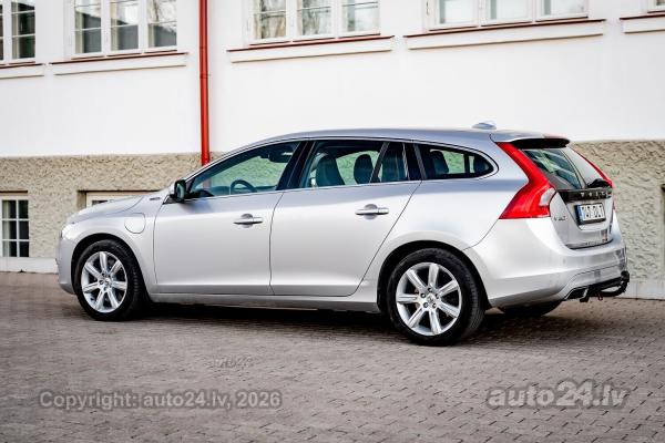 Pelēks Volvo V60 2015 Tallina, ar dzinēja tilpumu 2.40 L un nobraukumu 245 tūkst. km par 9180 €, foto 10 vietnē AUTOMOTO.COM.LV