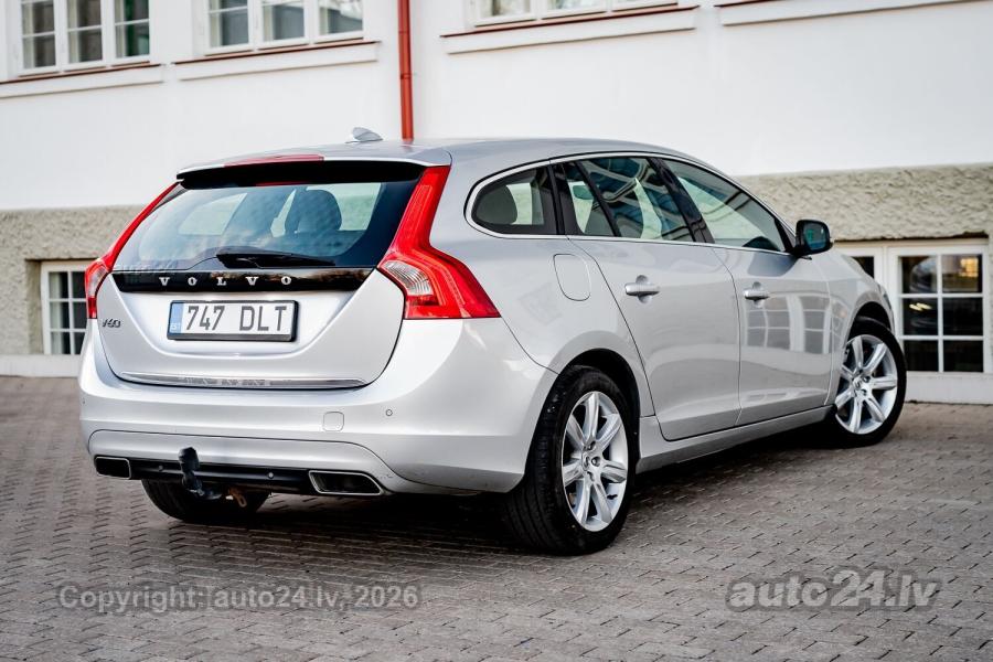 Pelēks Volvo V60 2015 Tallina, ar dzinēja tilpumu 2.40 L un nobraukumu 245 tūkst. km par 9180 €, foto 12 vietnē AUTOMOTO.COM.LV