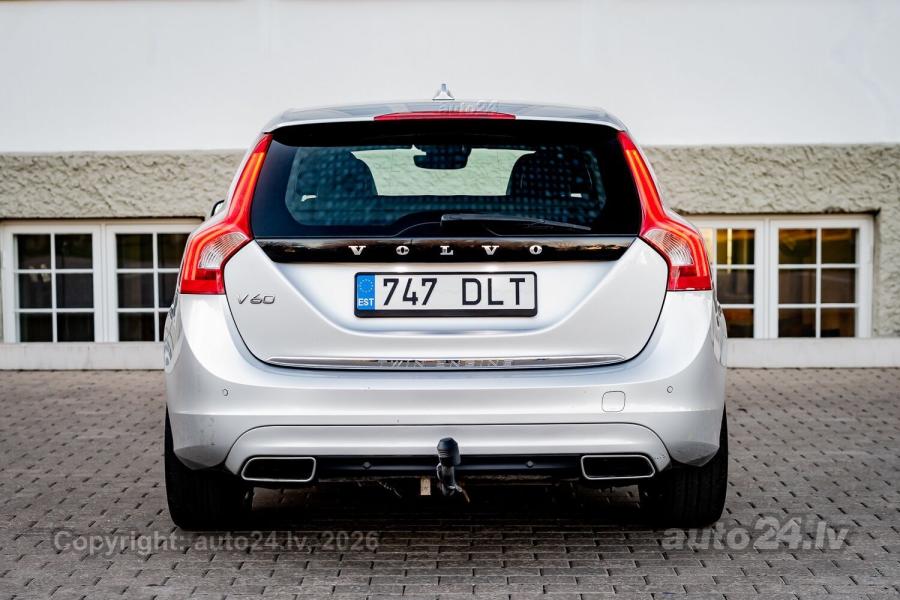 Pelēks Volvo V60 2015 Tallina, ar dzinēja tilpumu 2.40 L un nobraukumu 245 tūkst. km par 9180 €, foto 13 vietnē AUTOMOTO.COM.LV