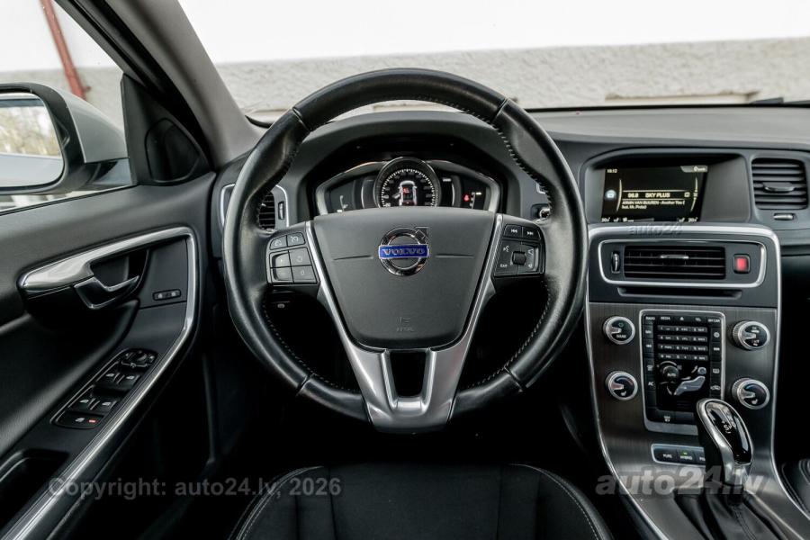 Pelēks Volvo V60 2015 Tallina, ar dzinēja tilpumu 2.40 L un nobraukumu 245 tūkst. km par 9180 €, foto 14 vietnē AUTOMOTO.COM.LV