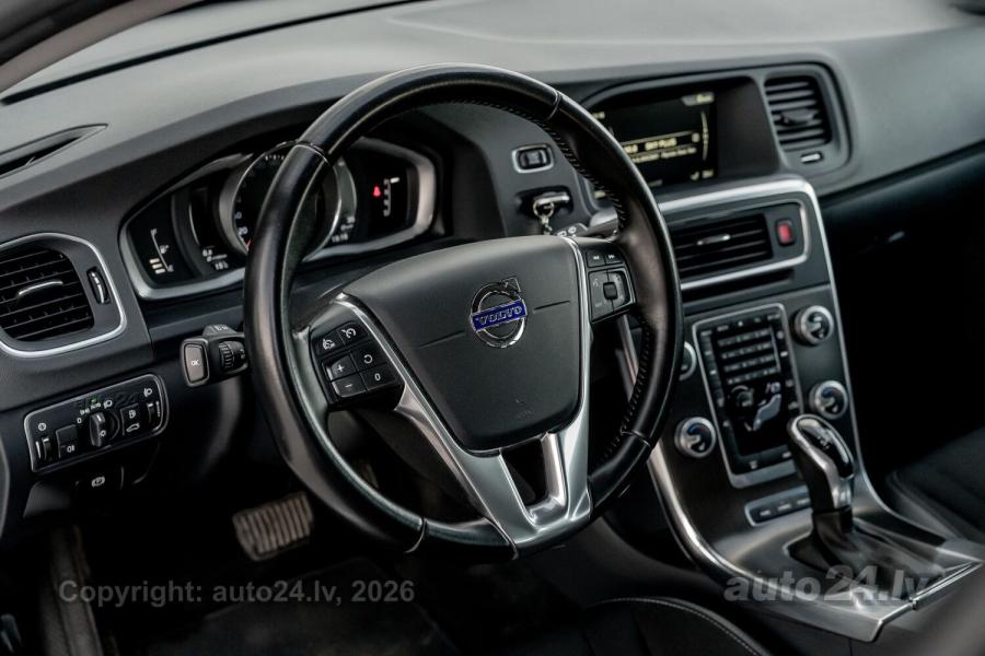 Pelēks Volvo V60 2015 Tallina, ar dzinēja tilpumu 2.40 L un nobraukumu 245 tūkst. km par 9180 €, foto 15 vietnē AUTOMOTO.COM.LV