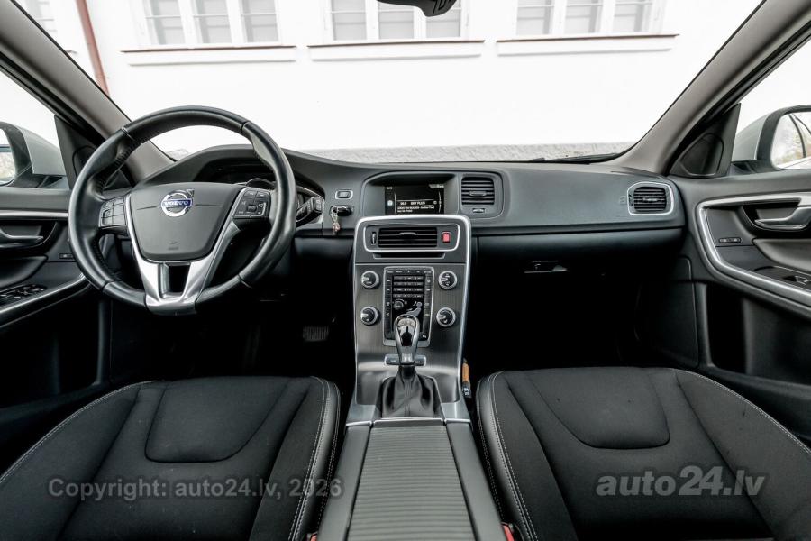 Pelēks Volvo V60 2015 Tallina, ar dzinēja tilpumu 2.40 L un nobraukumu 245 tūkst. km par 9180 €, foto 17 vietnē AUTOMOTO.COM.LV