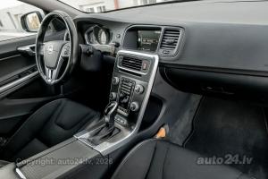 Pelēks Volvo V60 2015 Tallina, ar dzinēja tilpumu 2.40 L un nobraukumu 245 tūkst. km par 9180 €, foto 18 vietnē AUTOMOTO.COM.LV