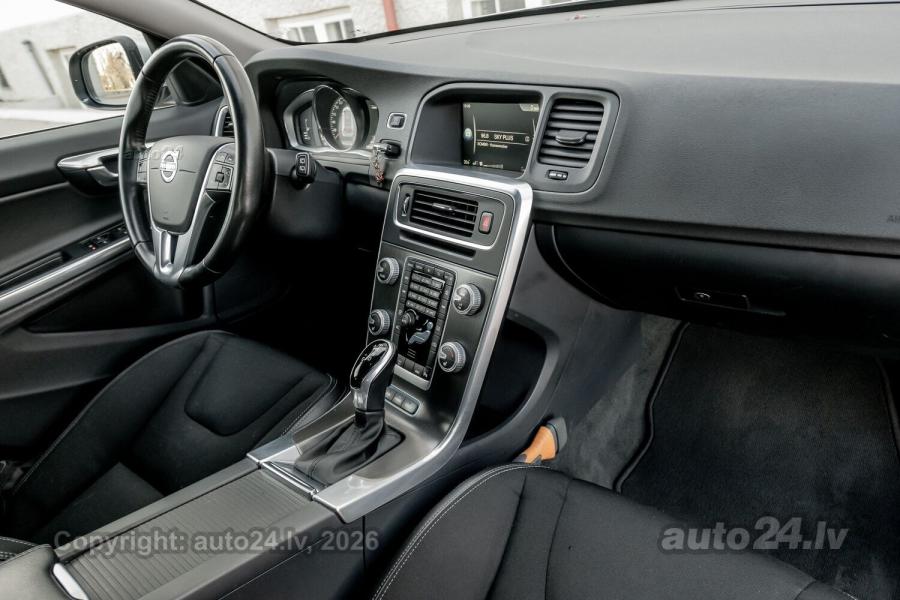 Pelēks Volvo V60 2015 Tallina, ar dzinēja tilpumu 2.40 L un nobraukumu 245 tūkst. km par 9180 €, foto 18 vietnē AUTOMOTO.COM.LV