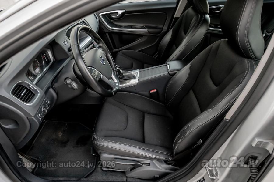 Pelēks Volvo V60 2015 Tallina, ar dzinēja tilpumu 2.40 L un nobraukumu 245 tūkst. km par 9180 €, foto 19 vietnē AUTOMOTO.COM.LV