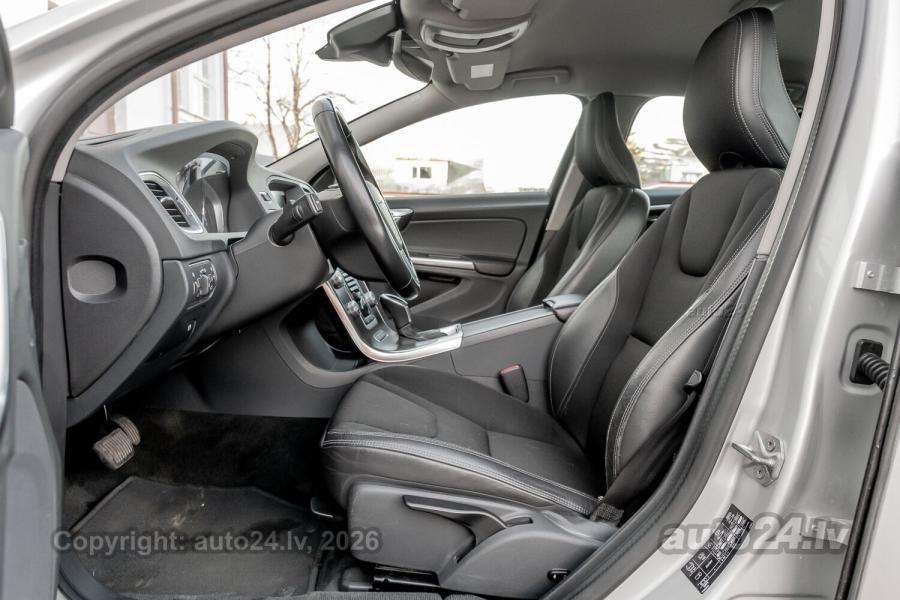 Pelēks Volvo V60 2015 Tallina, ar dzinēja tilpumu 2.40 L un nobraukumu 245 tūkst. km par 9180 €, foto 20 vietnē AUTOMOTO.COM.LV