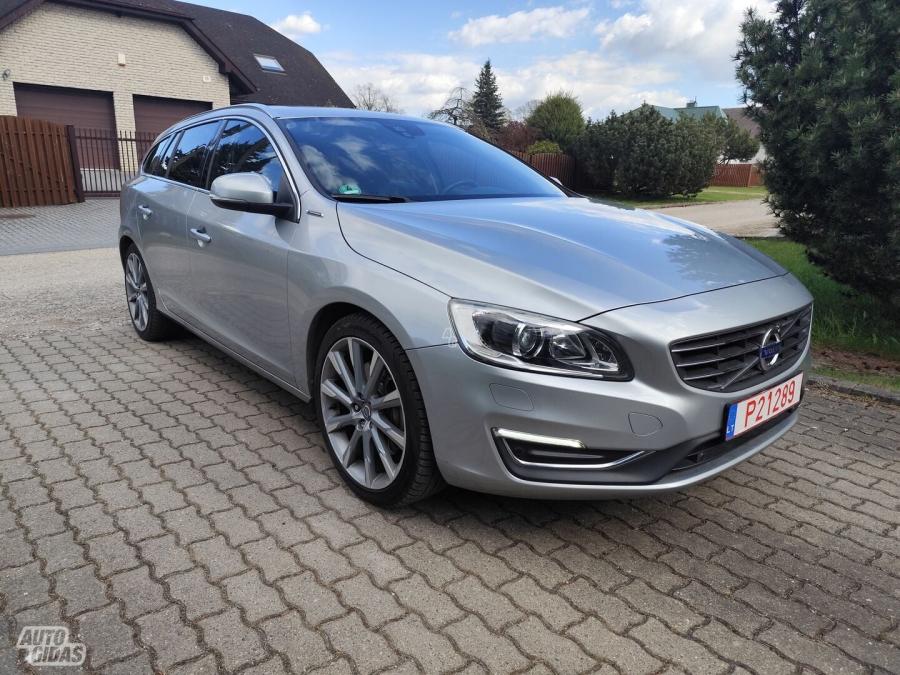 Grey Volvo V60 2015 in Marijampole, with an engine capacity of 2.40 L and mileage of 218 thousand km for 8900 €, photo 1 on AUTOMOTO.COM.LV