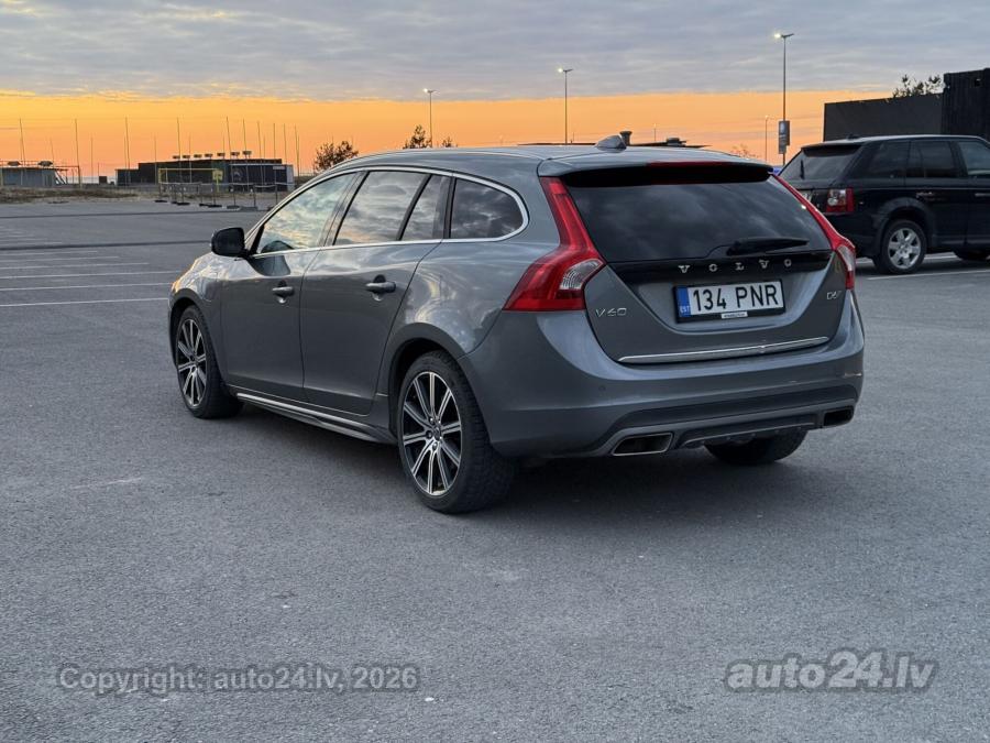 Pelēks Volvo V60 2015 Tallina, ar dzinēja tilpumu 2.40 L un nobraukumu 191 tūkst. km par 10497 €, foto 3 vietnē AUTOMOTO.COM.LV