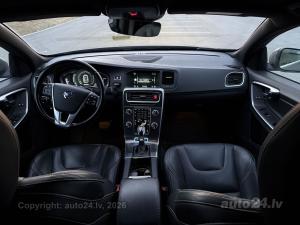 Pelēks Volvo V60 2015 Tallina, ar dzinēja tilpumu 2.40 L un nobraukumu 191 tūkst. km par 10497 €, foto 6 vietnē AUTOMOTO.COM.LV