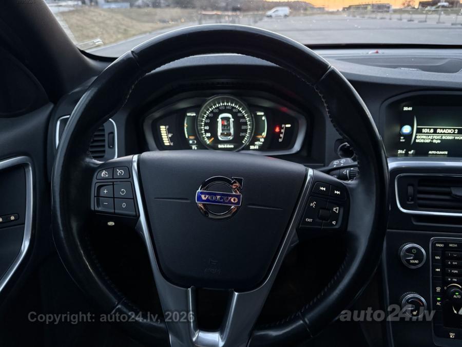 Pelēks Volvo V60 2015 Tallina, ar dzinēja tilpumu 2.40 L un nobraukumu 191 tūkst. km par 10497 €, foto 9 vietnē AUTOMOTO.COM.LV