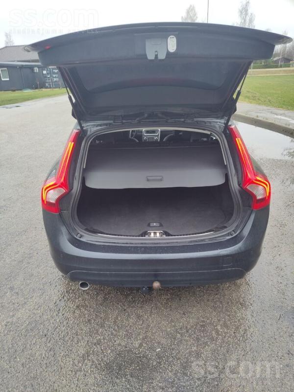 Grey Volvo V60 2015 in Riga, with an engine capacity of 1.60 L and mileage of 274 thousand km for 6950 €, photo 7 on AUTOMOTO.COM.LV