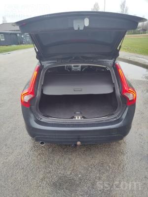 Pelēks Volvo V60 2015 Rīga, ar dzinēja tilpumu 1.60 L un nobraukumu 274 tūkst. km par 6950 €, foto 8 vietnē AUTOMOTO.COM.LV