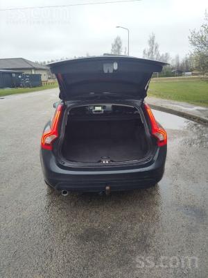 Pelēks Volvo V60 2015 Rīga, ar dzinēja tilpumu 1.60 L un nobraukumu 274 tūkst. km par 6950 €, foto 10 vietnē AUTOMOTO.COM.LV