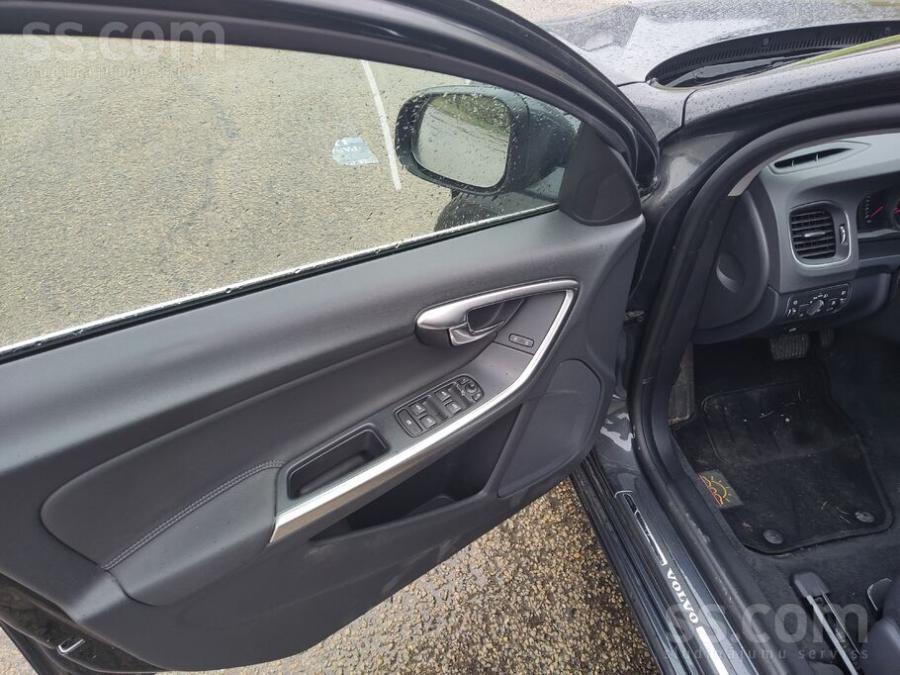 Pelēks Volvo V60 2015 Rīga, ar dzinēja tilpumu 1.60 L un nobraukumu 274 tūkst. km par 6950 €, foto 15 vietnē AUTOMOTO.COM.LV