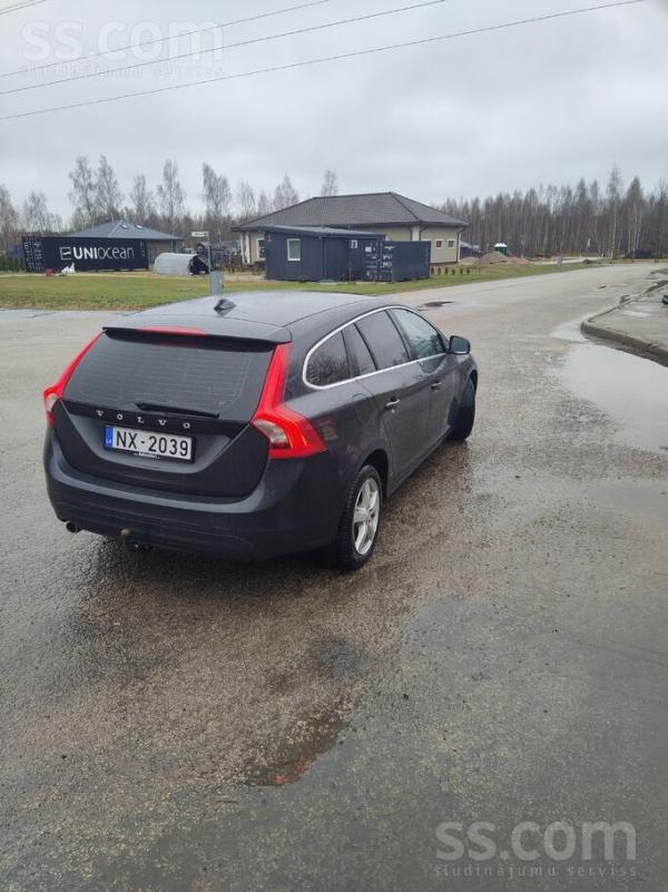 Pelēks Volvo V60 2015 Rīga, ar dzinēja tilpumu 1.60 L un nobraukumu 274 tūkst. km par 6950 €, foto 6 vietnē AUTOMOTO.COM.LV