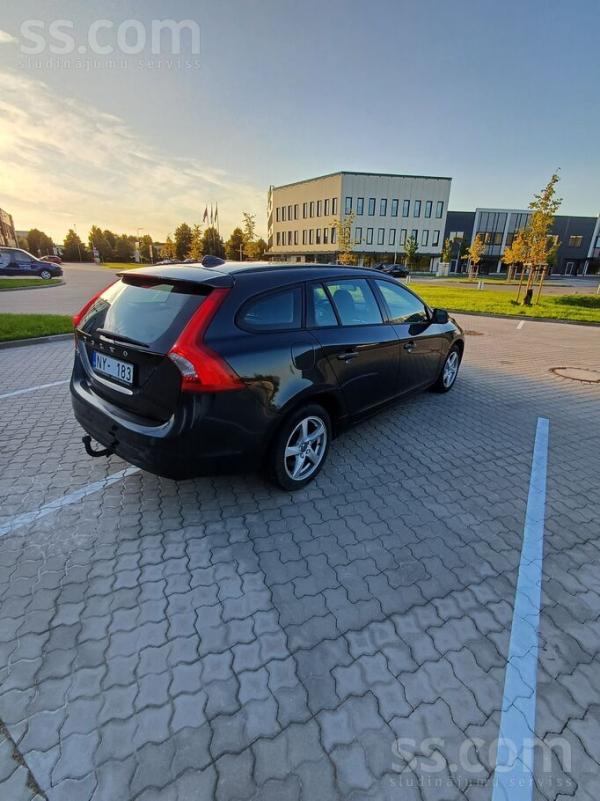 Pelēks Volvo V60 2015 Rīga, ar dzinēja tilpumu 2.00 L un nobraukumu 223 tūkst. km par 6200 €, foto 4 vietnē AUTOMOTO.COM.LV