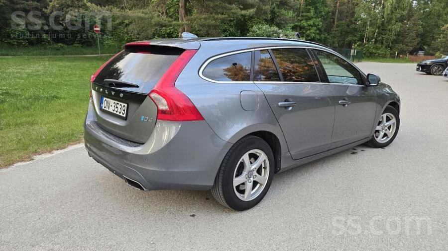 Grey Volvo V60 2015 in Jurmala, with an engine capacity of 2.00 L and mileage of 0 thousand km for 7950 €, photo 8 on AUTOMOTO.COM.LV