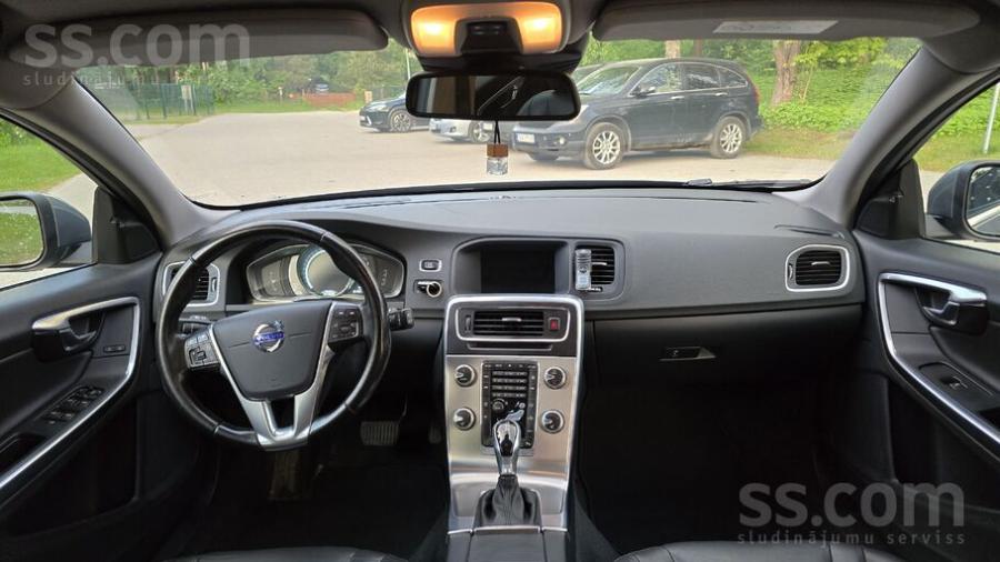 Grey Volvo V60 2015 in Jurmala, with an engine capacity of 2.00 L and mileage of 0 thousand km for 7950 €, photo 13 on AUTOMOTO.COM.LV