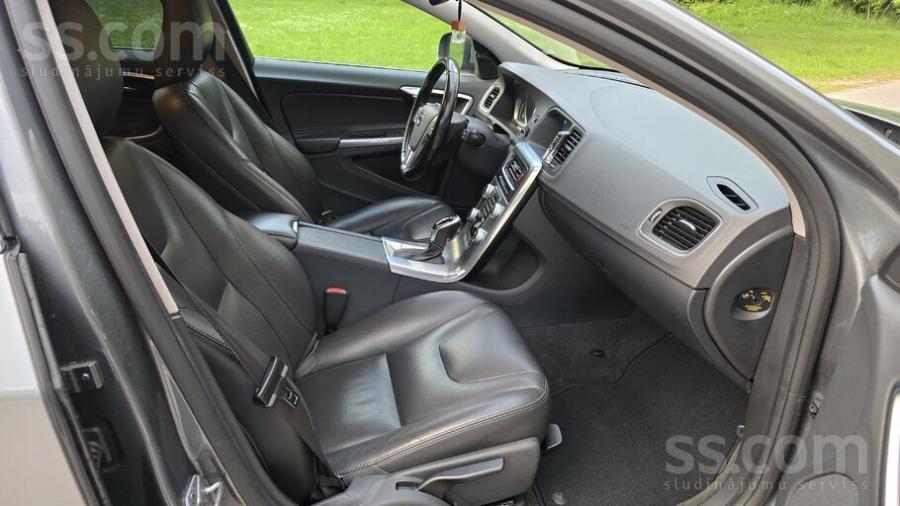 Grey Volvo V60 2015 in Jurmala, with an engine capacity of 2.00 L and mileage of 0 thousand km for 7950 €, photo 20 on AUTOMOTO.COM.LV