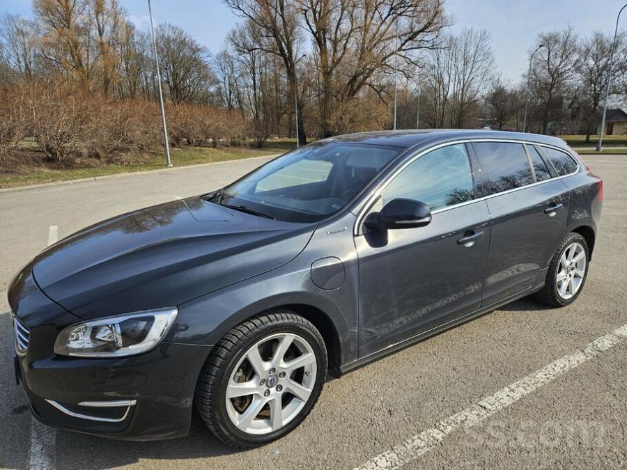 Pelēks Volvo V60 2015 Rīga, ar dzinēja tilpumu 2.40 L un nobraukumu 265 tūkst. km par 7500 €, foto 1 vietnē AUTOMOTO.COM.LV