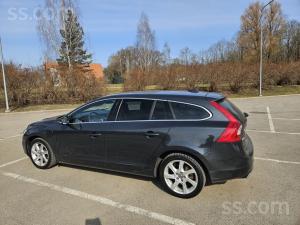 Pelēks Volvo V60 2015 Rīga, ar dzinēja tilpumu 2.40 L un nobraukumu 265 tūkst. km par 7500 €, foto 3 vietnē AUTOMOTO.COM.LV