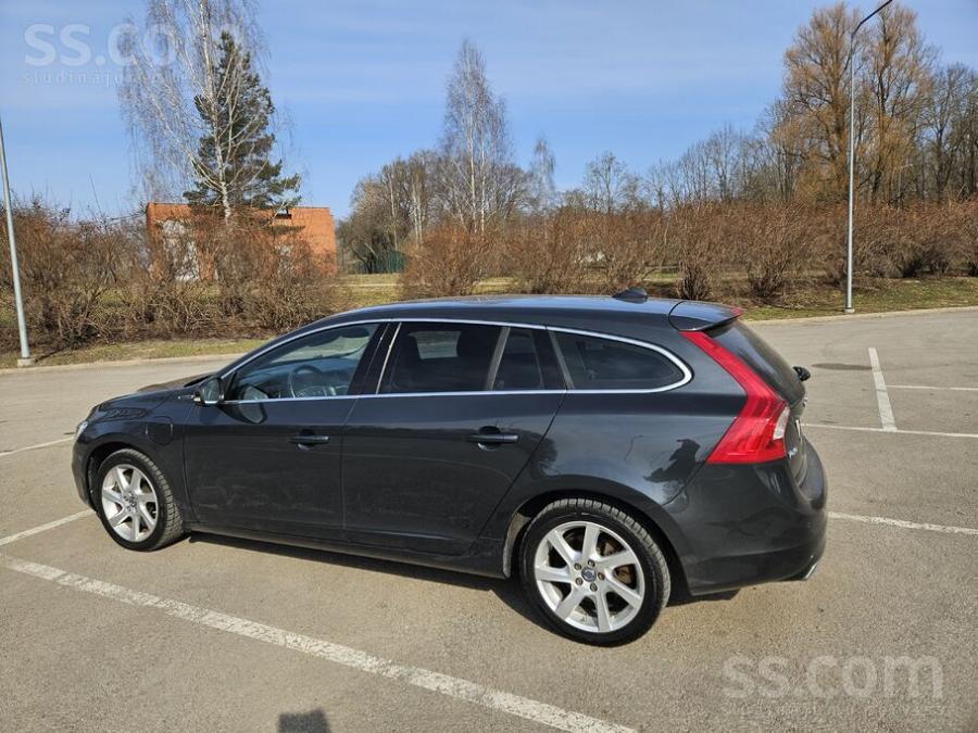 Pelēks Volvo V60 2015 Rīga, ar dzinēja tilpumu 2.40 L un nobraukumu 265 tūkst. km par 7500 €, foto 3 vietnē AUTOMOTO.COM.LV